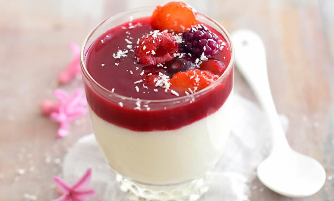 Panna cotta au lait de coco et aux fruits rouges 🍳 idee recette⭐⭐⭐